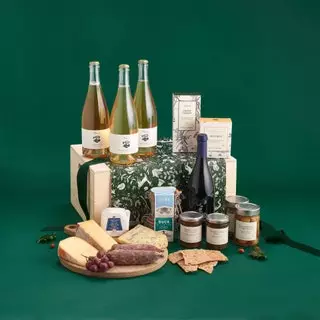 The Newt in Somerset Cheese and Charcuterie Hamper Tahun ini satu-satunya pesta keju dan anggur yang ingin Anda dengar...