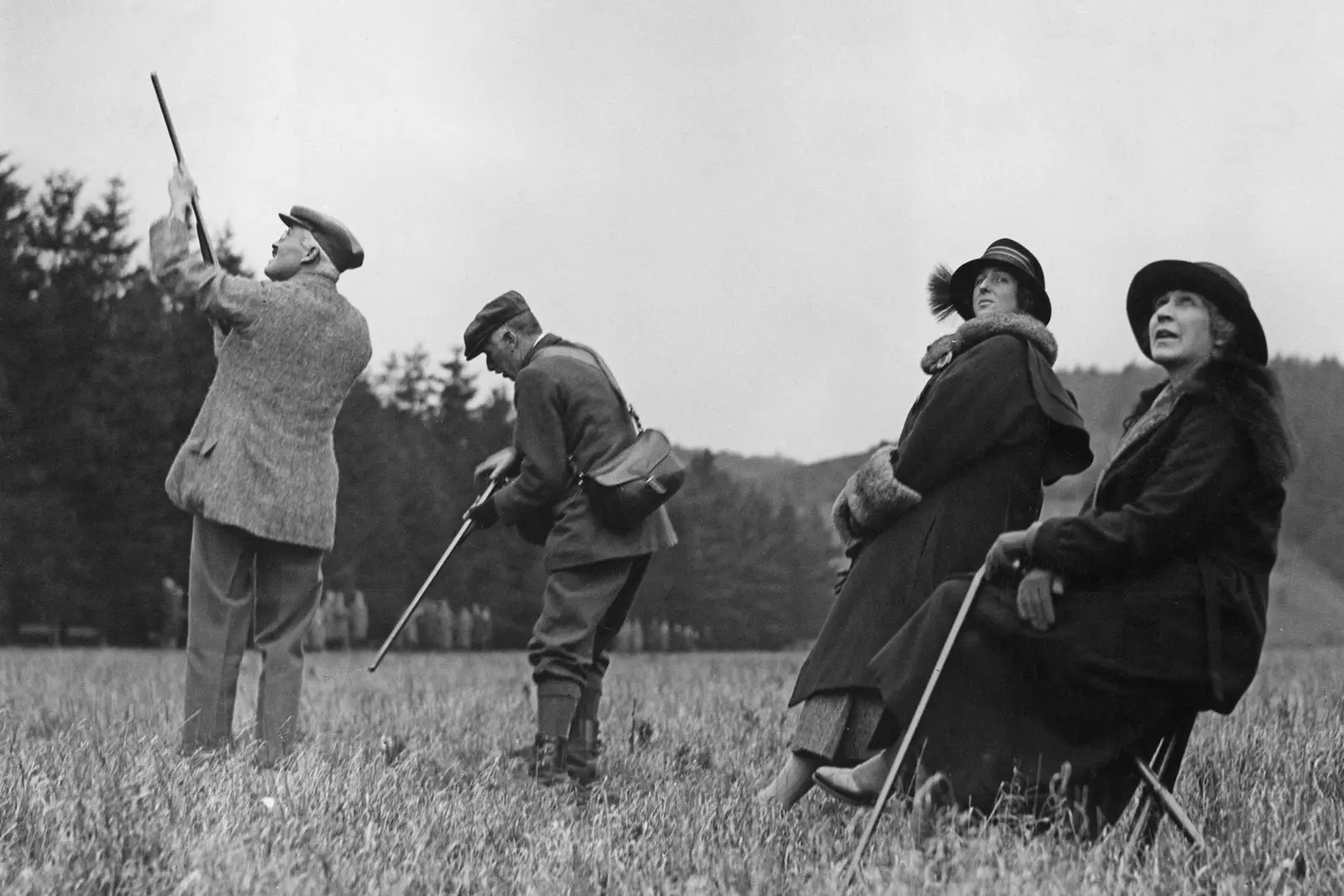 Henry InnesKer 8. hertug af Roxburghe, hans læser hertuginden af Roxburghe og marchionessen af Londonderry ved vandet...