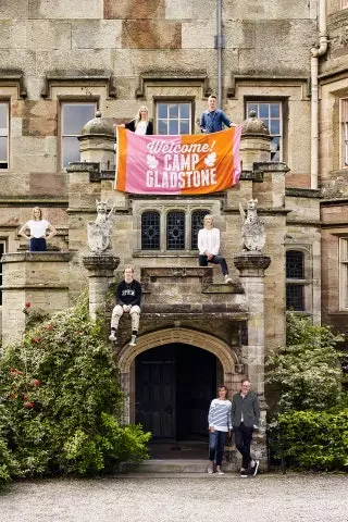 Caroline da Charlie Gladstone a Hawarden Castle wurin zama danginsu tare da 'ya'yansu biyar