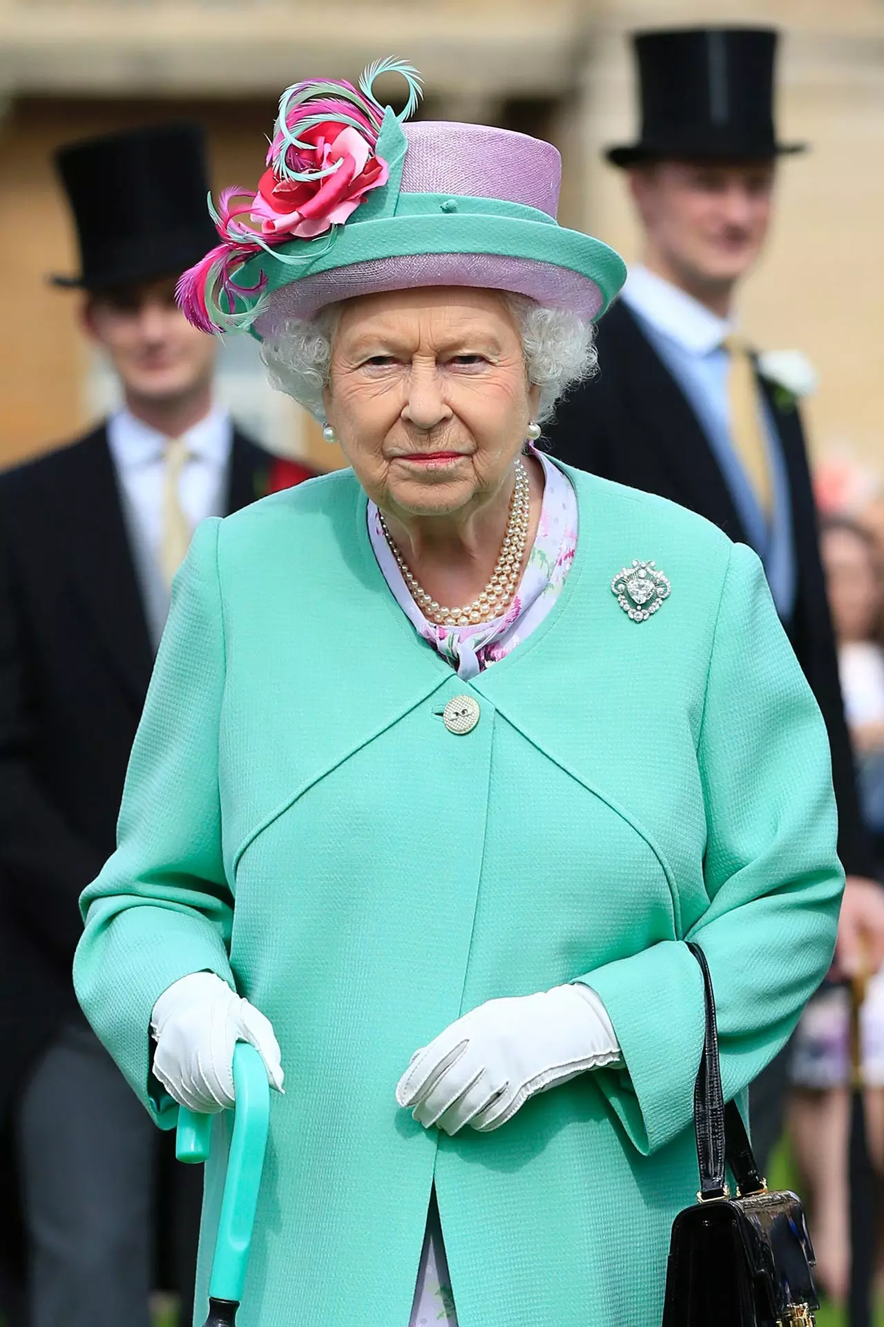 Nakasuot ng brotse ang Reyna sa isang garden party sa Buckingham Palace noong 2016