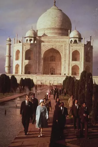 Yndia 1961 Yndia hie diel útmakke fan it Britske Ryk binnen it libben fan 'e keninginne mei har eigen âlden, kening George VI ...