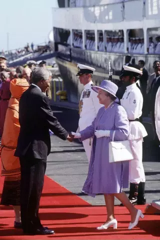 Súd-Afrika 1995 De Keninginne besocht Súd-Afrika as jonge prinsesse mei har âlden en suster kening George VI syn ...