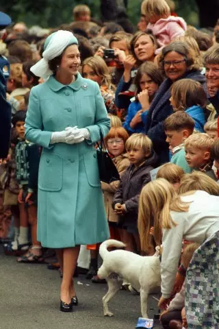 95 años del vestuario arcoíris de la Reina 6541_19