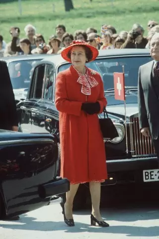 95 Jahre Regenbogengarderobe der Queen 6541_2