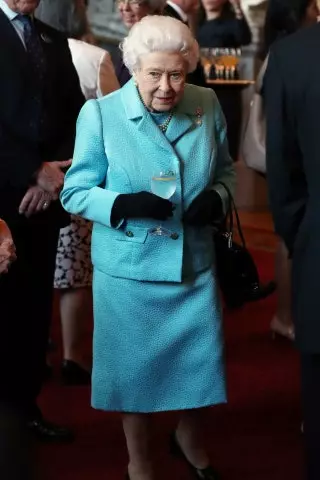 95 Jahre Regenbogengarderobe der Queen 6541_26