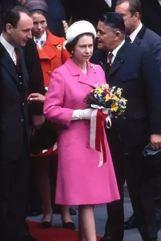 95 Jahre Regenbogengarderobe der Queen 6541_34