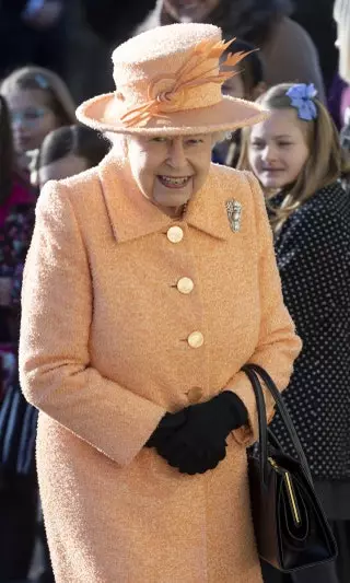 95 Jahre Regenbogengarderobe der Queen 6541_6