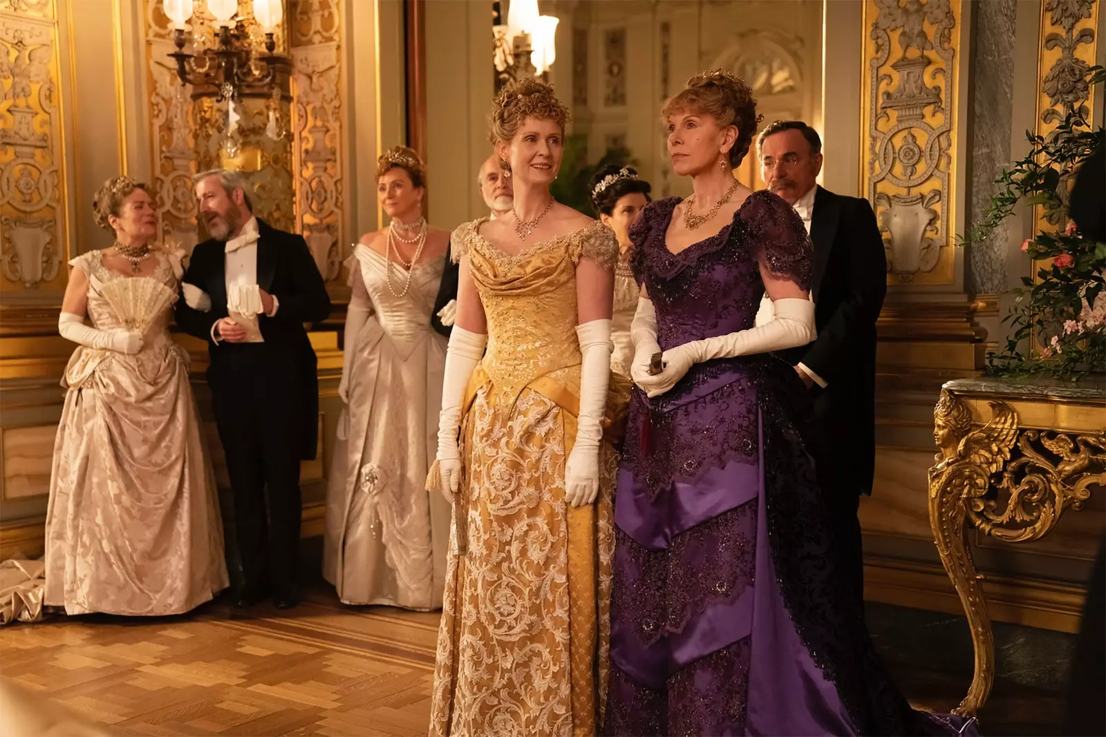 Cynthia Nixon dan Christine Baranski di The Gilded Age