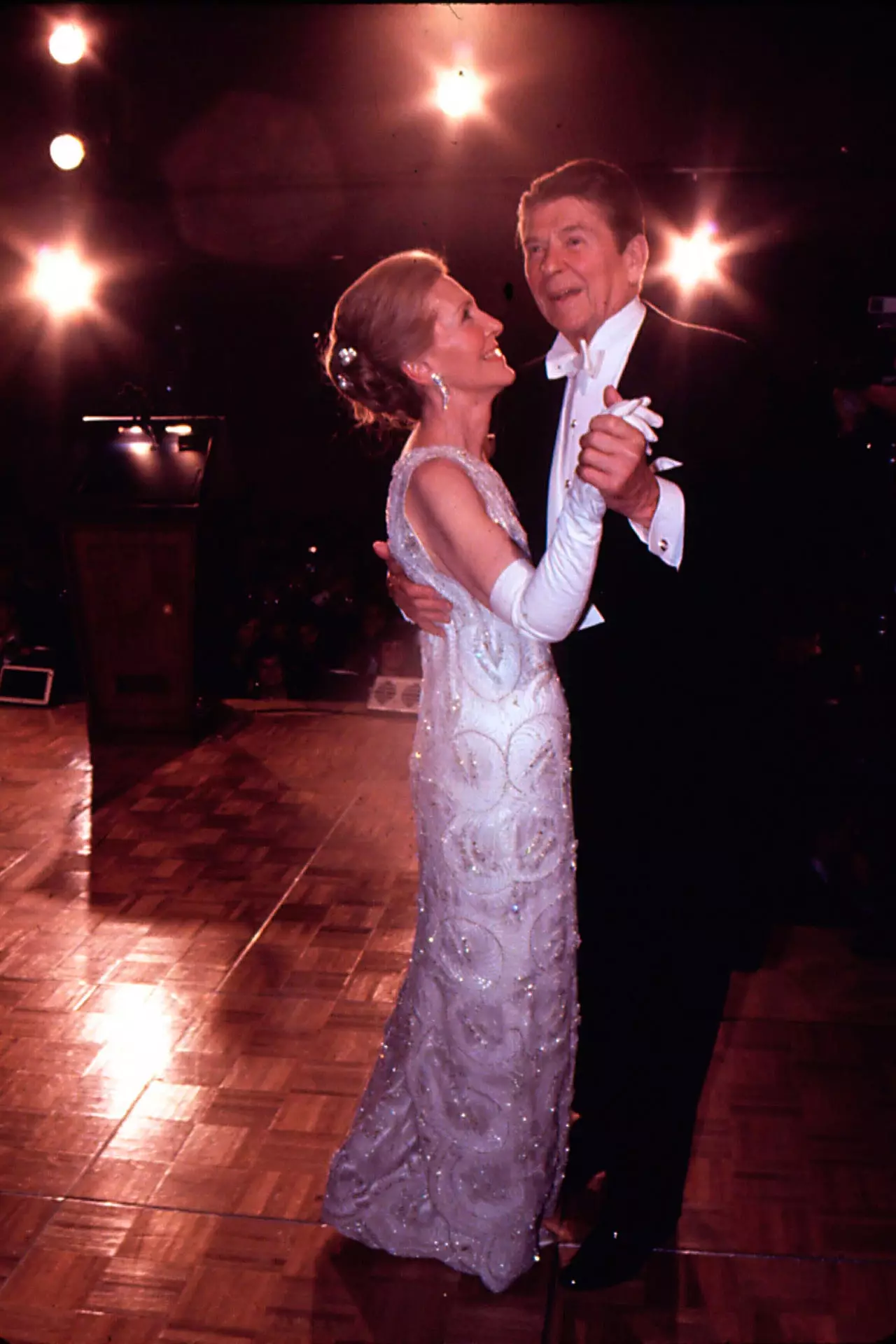 Ronald och Nancy Reagan under Reagans invigningsbal 1981