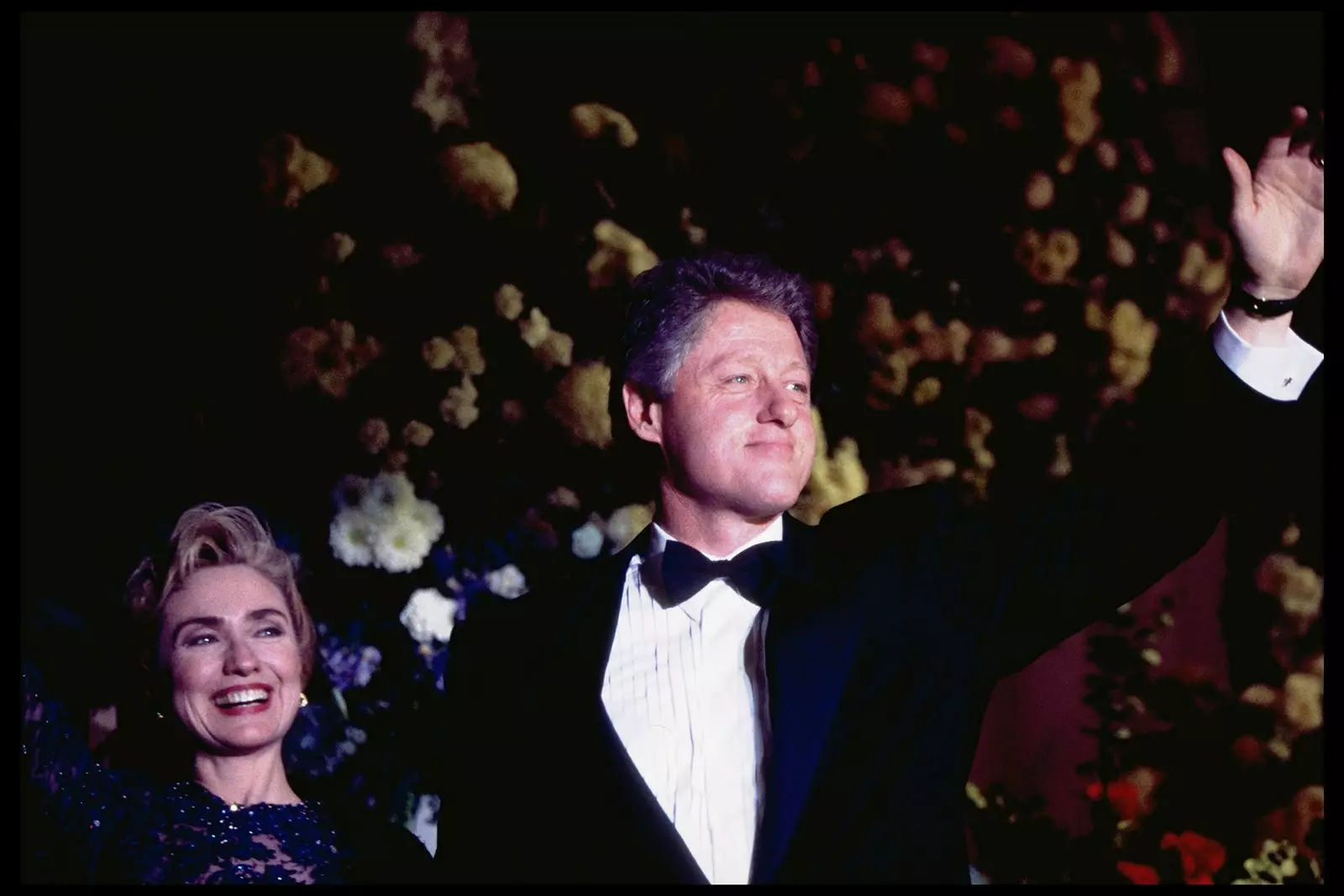 Bill a Hillary Clintonovi na pódiu Kennedy Ctr. inaugurační ples 1993