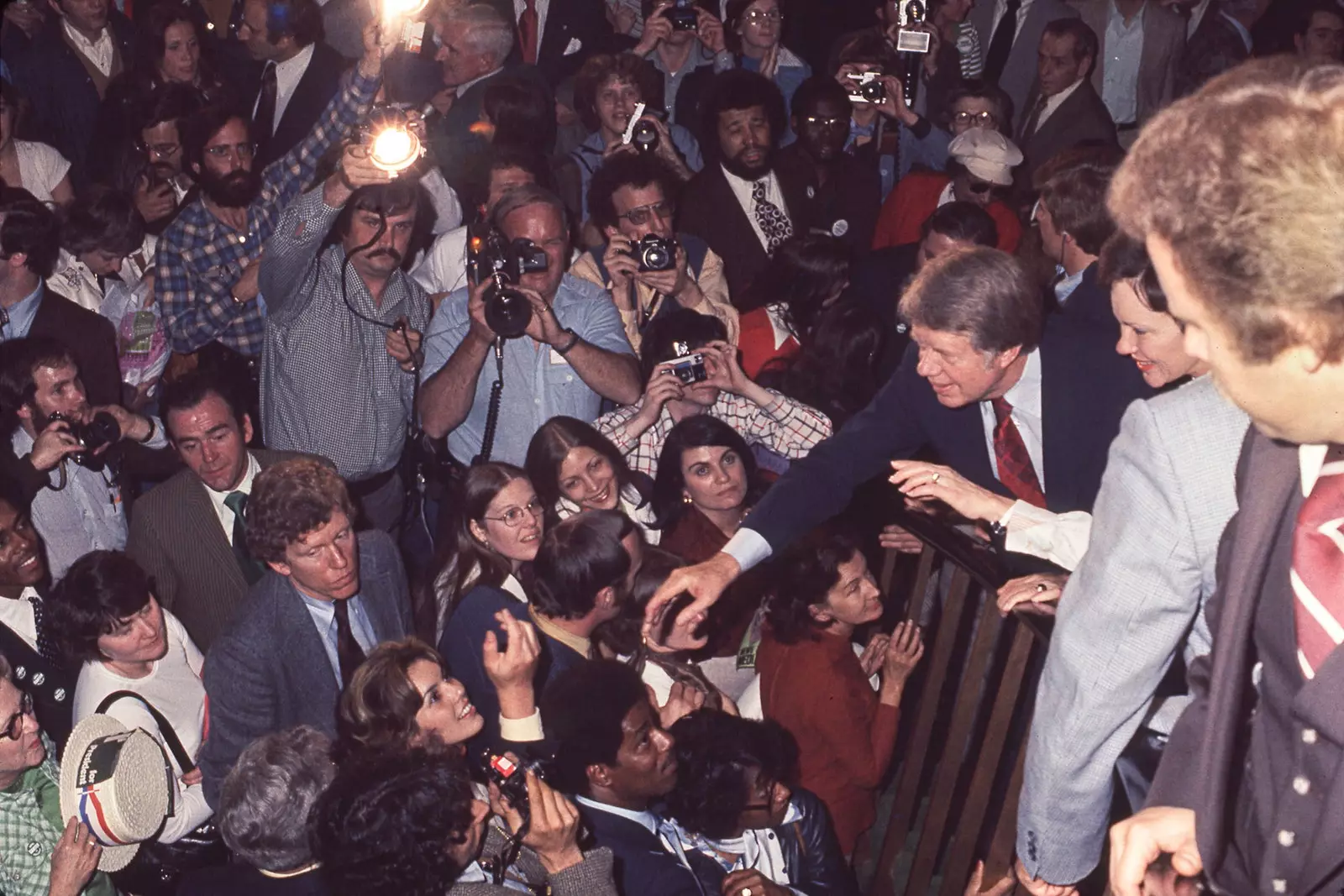 Jimmy thiab Poj Niam Rosalynn Carter tos txais cov neeg txhawb nqa ntawm Inaugural Ball 1977