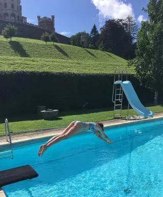 Lady Violet Manners trainiert ihren dreifachen Salto mit Hecht im Pool