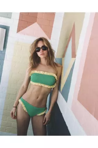 Suki Waterhouse perfecciona les seves poses a l'Avalon de Beverly Hills. No es pot permetre el luxe d'oxidar-se abans de la Setmana de la Moda