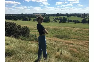 Oibríonn Edie Campbell ar a Tshirt tan