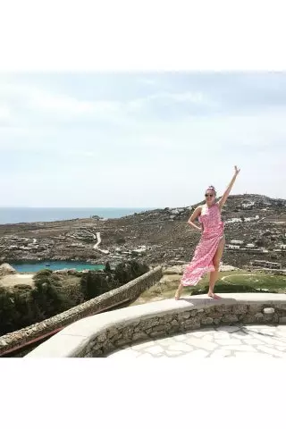 'MOJITO THAR ANSEO ANOIS' Tá a chuid oibre gearrtha amach ag buitléir Mykonos Amber Le Bon