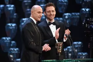 Mark Strong és Tom Hiddleston