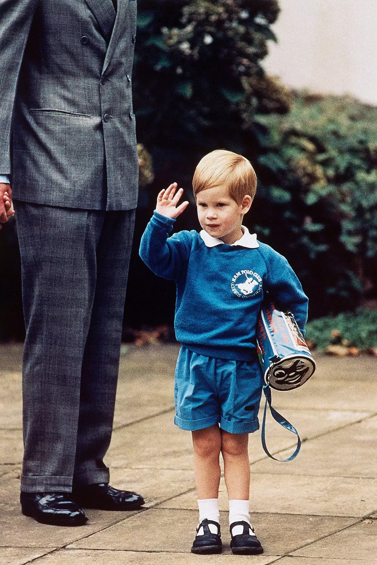 Princ Harry s taškou Thomas the Tank Engine počas prvého dňa v škôlke v roku 1987