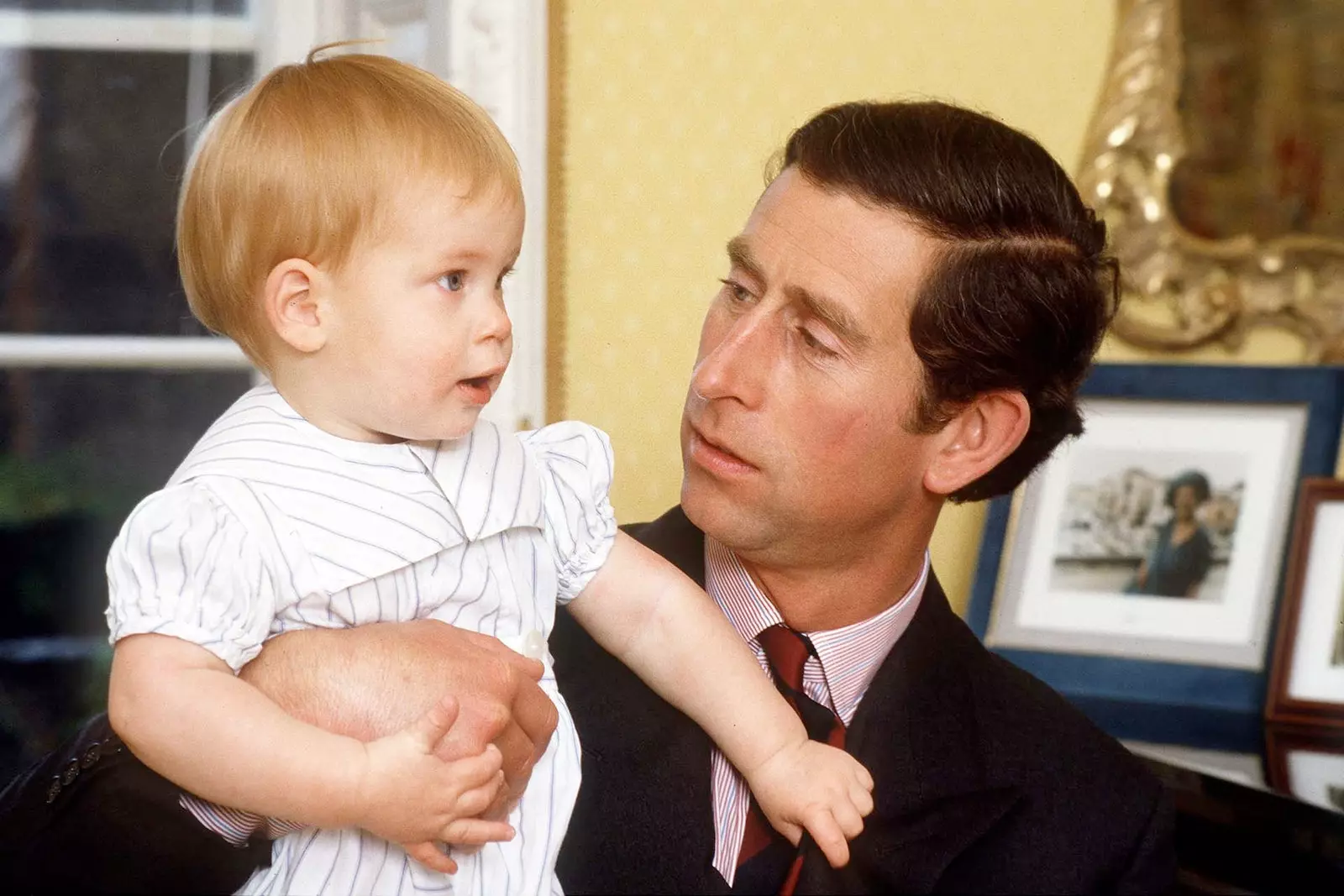 Prince Charles na Prince Harry Age One n'ụlọ na Kensington Obí