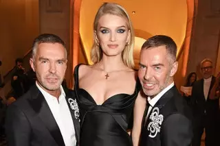 Dan Caten Lily Donaldson ja Dean Caten