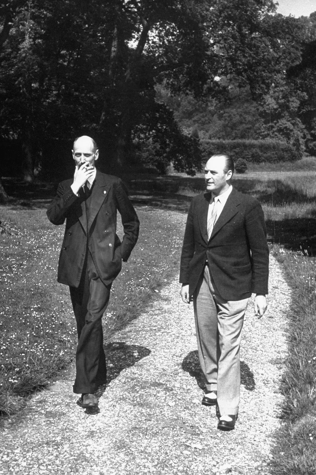 El rey Haakon Vll y el príncipe Olav de Noruega paseando por los terrenos del escondite secreto del rey en 1942