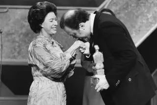 Prinses Margaret overhandigt Sir Peter Hall, directeur van het National Theatre, een Evening Standard Award in 1980.