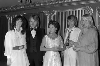 Prinses Margaret overhandigt ABBA een CarlAlan Group Award 1977.