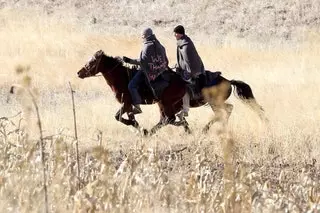 Si Prince Harry ug ang Duke sa Cambridge nagsakay sa mga kabayo sa Semonkong Lesotho Hunyo 2010