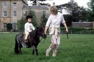 Si Prince William sa iyang pony sa Highgrove kauban si Diana Princess of Wales Hulyo 1986