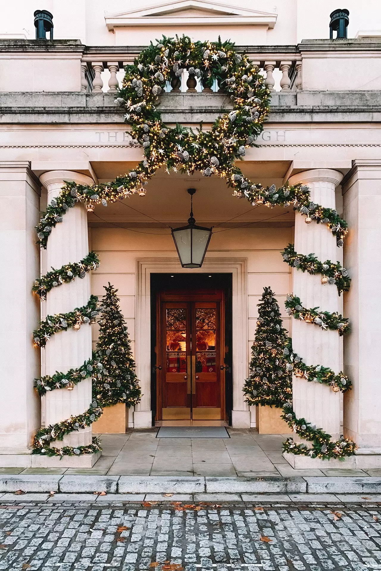 Božićni ukrasi na ulazu u Lanesborough