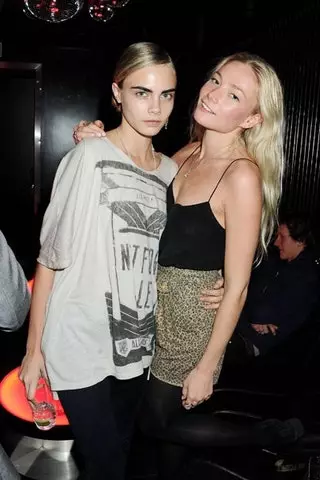 Cara Delevingne și Clara Paget