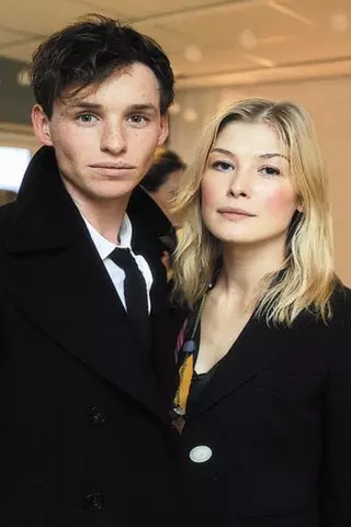 Eddie Redmayne ak Rosamund Pike