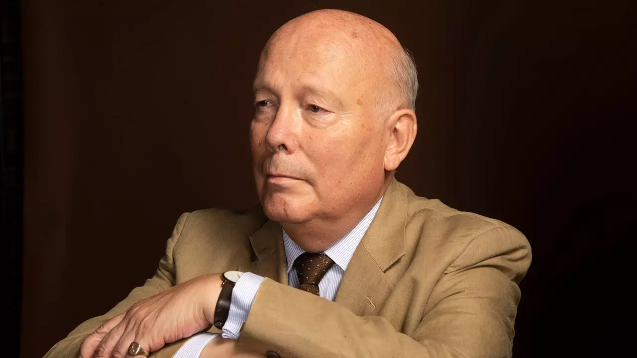 Kuva muri Parike ya Gosford kugeza kuri Zahabu: gusubiza inyuma umwuga wa Julian Fellowes kugeza ubu