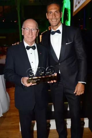 Sir Bobby Charlton và Rio Ferdinand