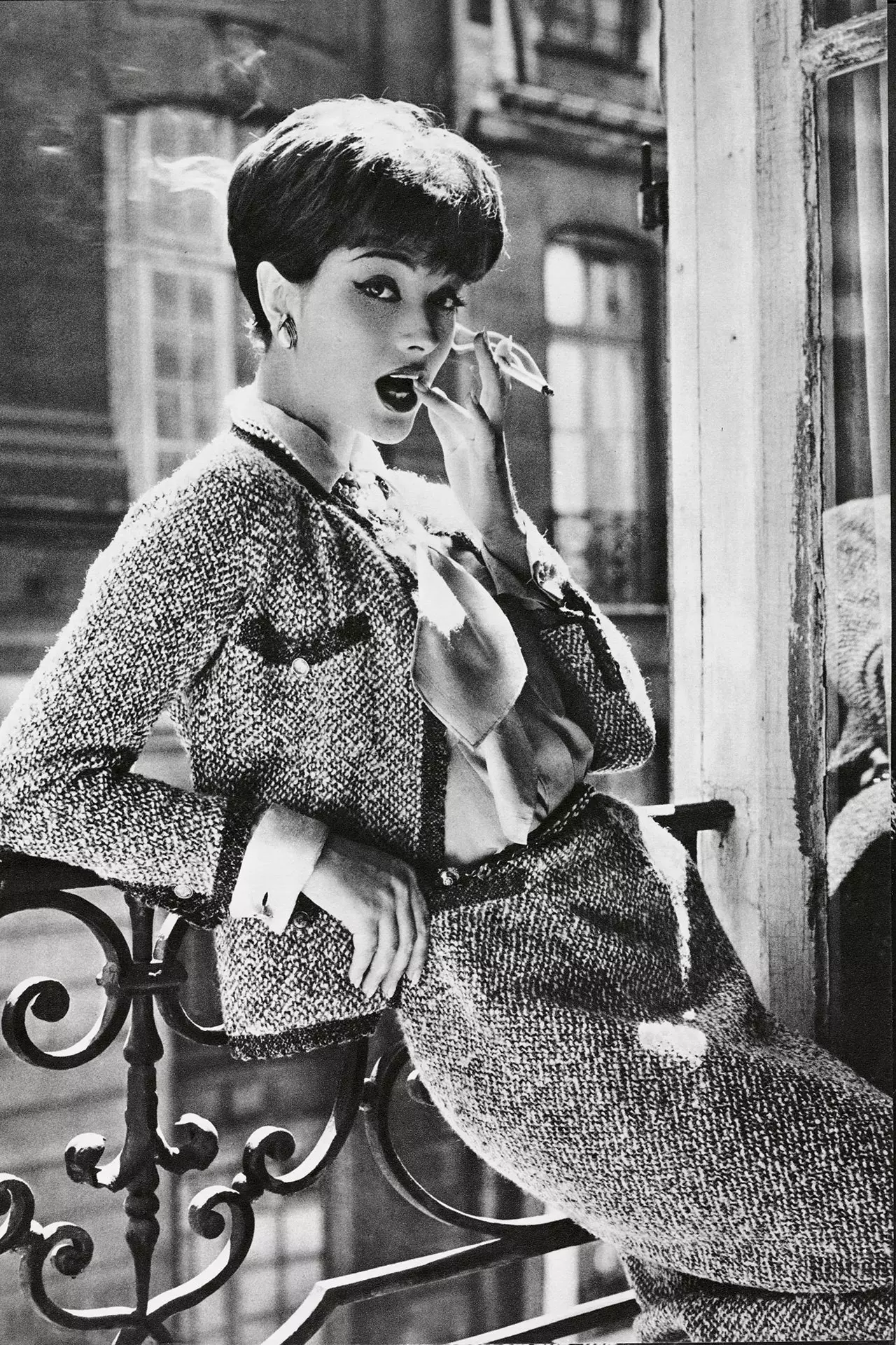 МариХлен Арно 1958 жылы Vogue Paris үшін Chanel Tweed киімінде