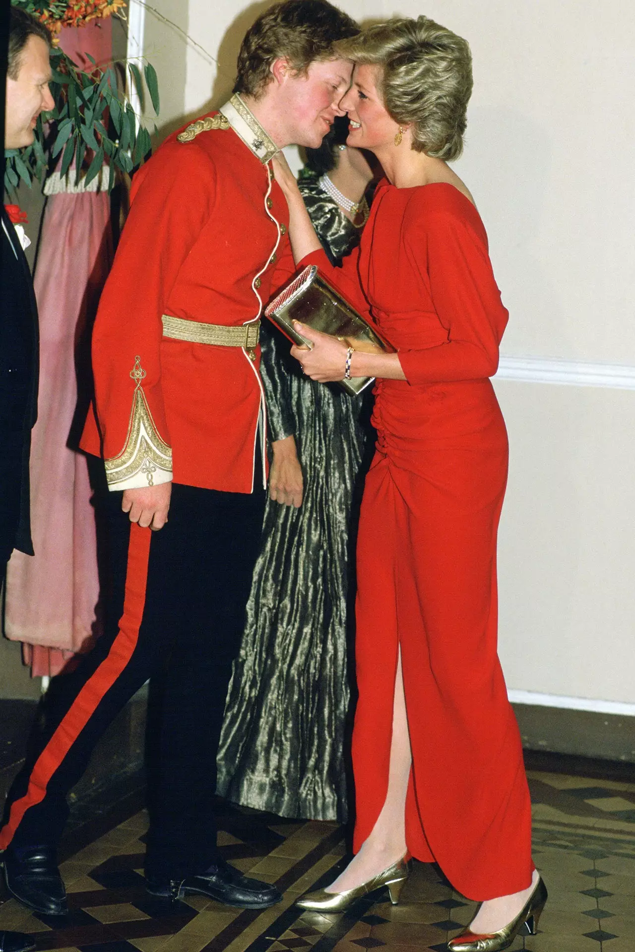 Prensès Diana salye frè l Viscount Althorp nan Birthright Ball 1985