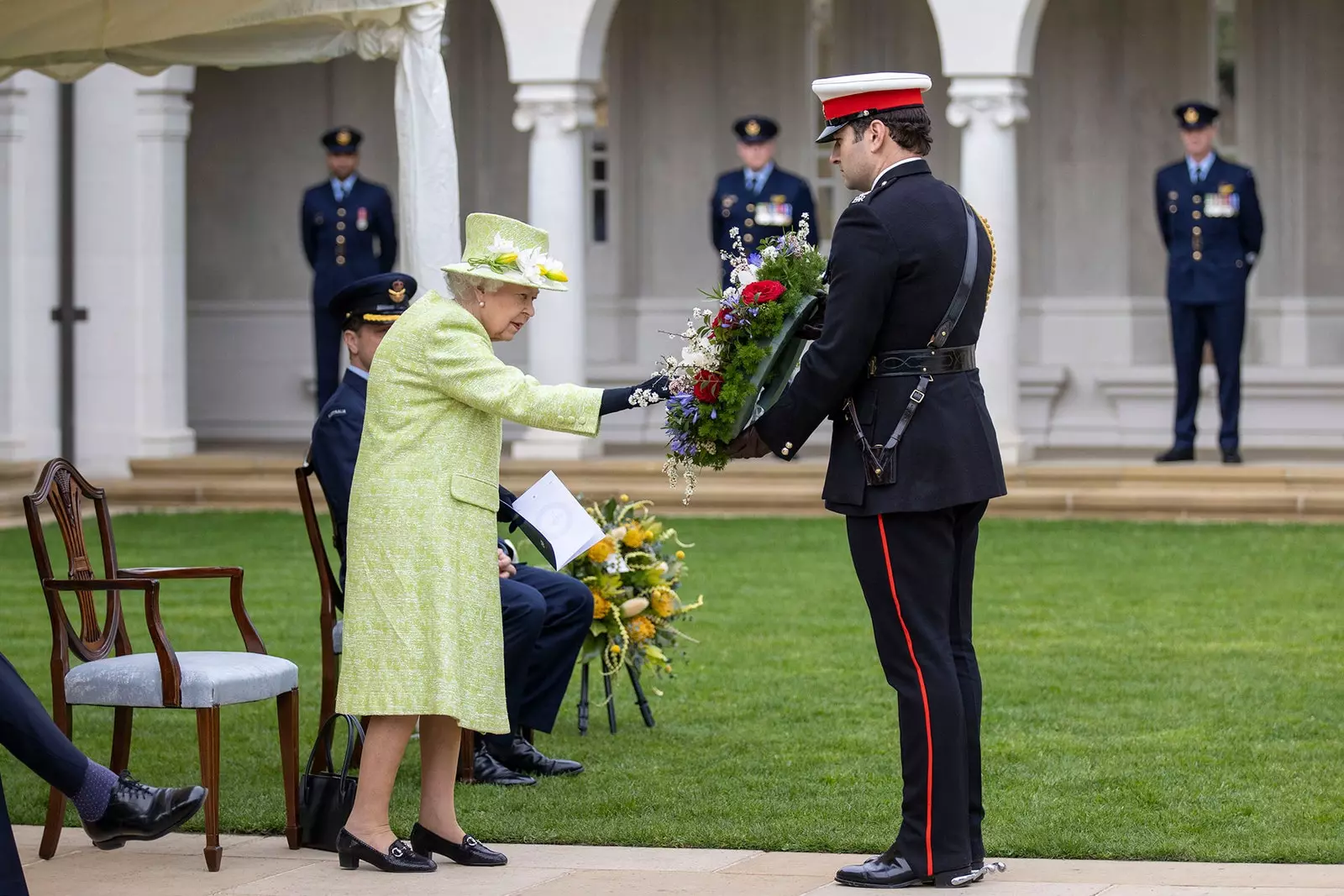 De koningin tijdens haar bezoek aan het Royal Australian Air Force Memorial