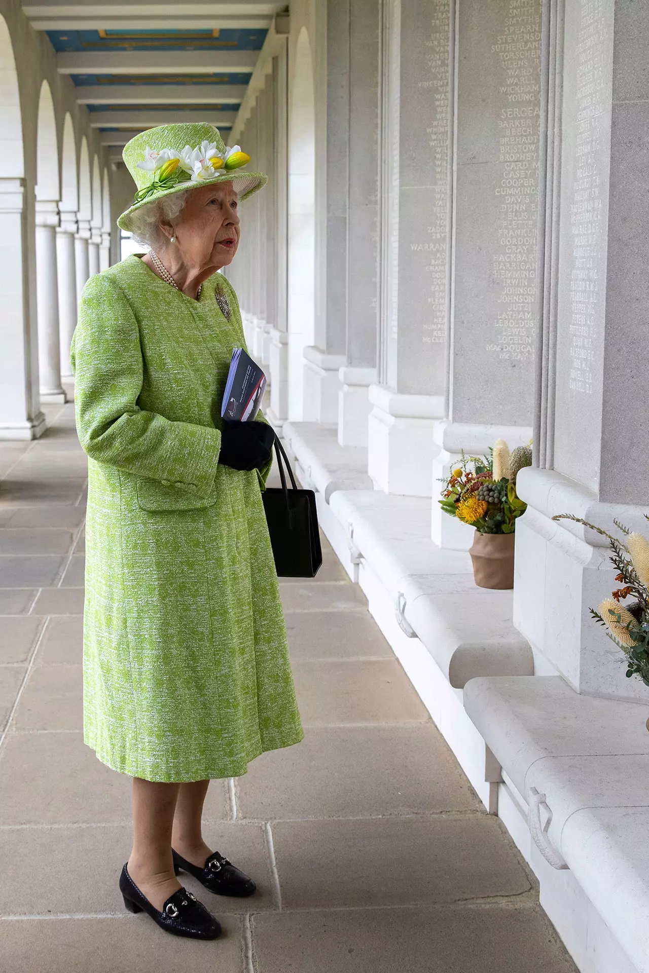 De koningin tijdens een bezoek aan het Royal Australian Air Force Memorial