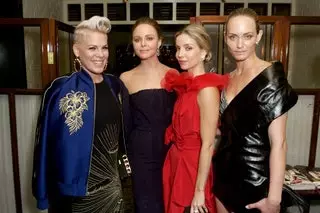 Pink Stella McCartney Annabelle Wallis ва Amber Valletta