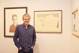 Mark Haddon se svým portrétem svého otce Petera Haddona