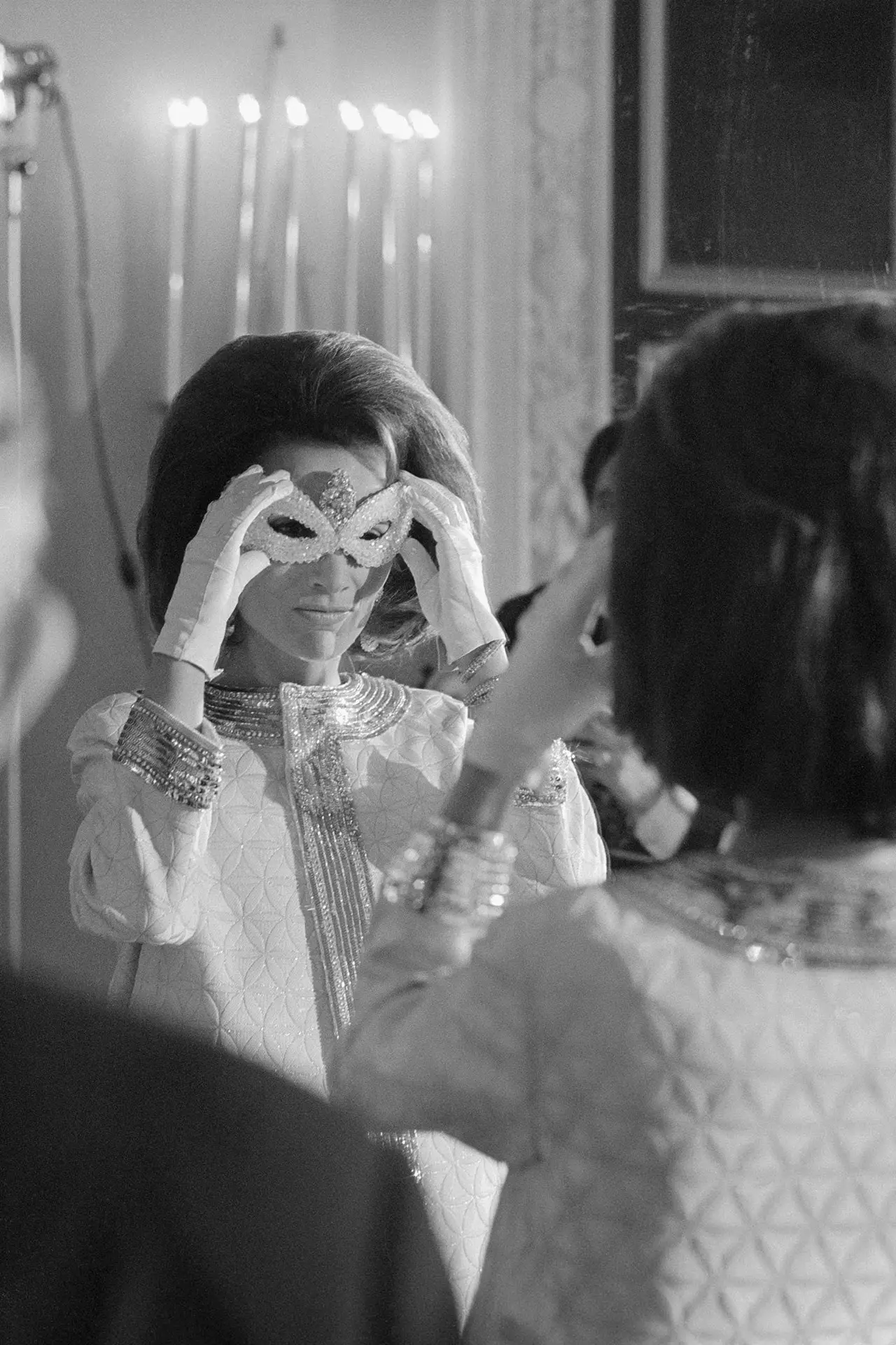 Prinses Lee Radziwill past haar masker aan na aankomst bij Truman Capote's Black and White Ball 1966