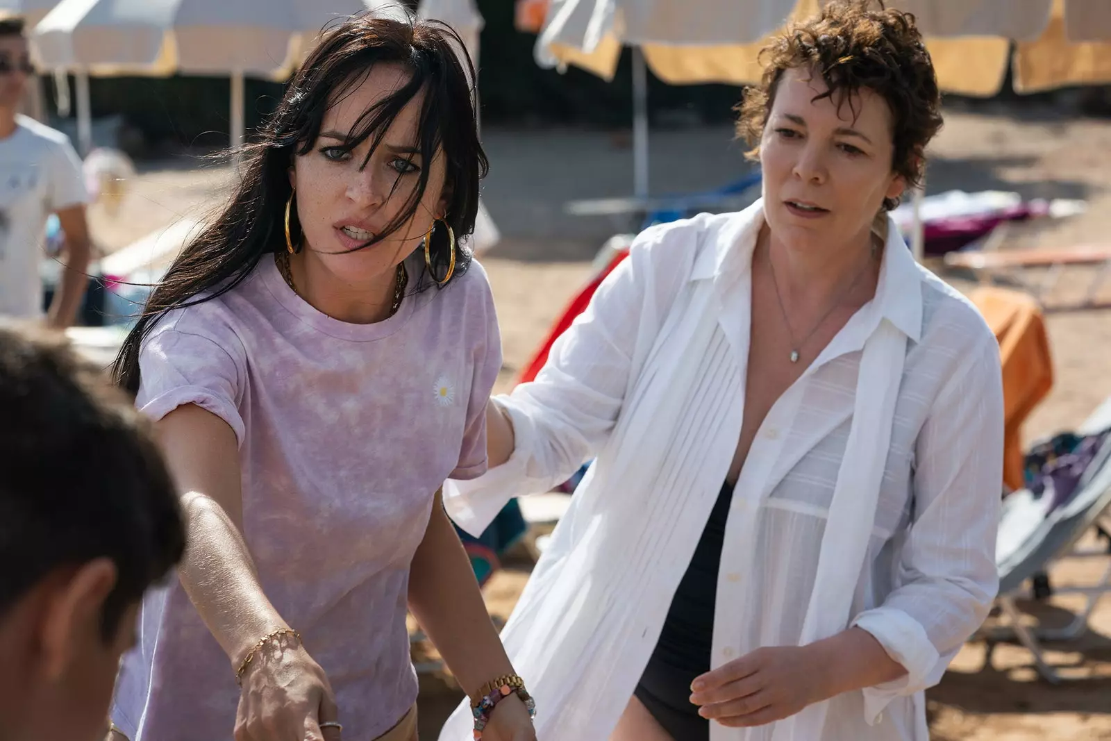 Dakota Johnson i Olivia Colman a The Lost Daughter