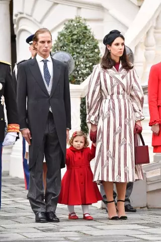 Partecipando alla celebrazione della Giornata Nazionale di Monaco con il marito Andrea Casiraghi e la figlia India Casiraghi 2016