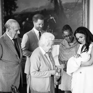 INdlovukazi iNkosana uPhilip kanye nomama kaMeghan uDoria Ragland bahlangana no-Archie May 2019