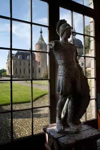 Duba daga gine-gine na waje zuwa Castle sGravenwezel tare da a gaba da wani sassaka na Louis XIV na Minerva ...