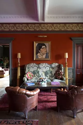 Nella casa di Iwan e Manuela Wirth, l'area della lobby fuori dal Drawing Room include Lucian Freud, Annie, un dipinto del...