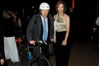 Boris Johnson và Julia PeytonJones