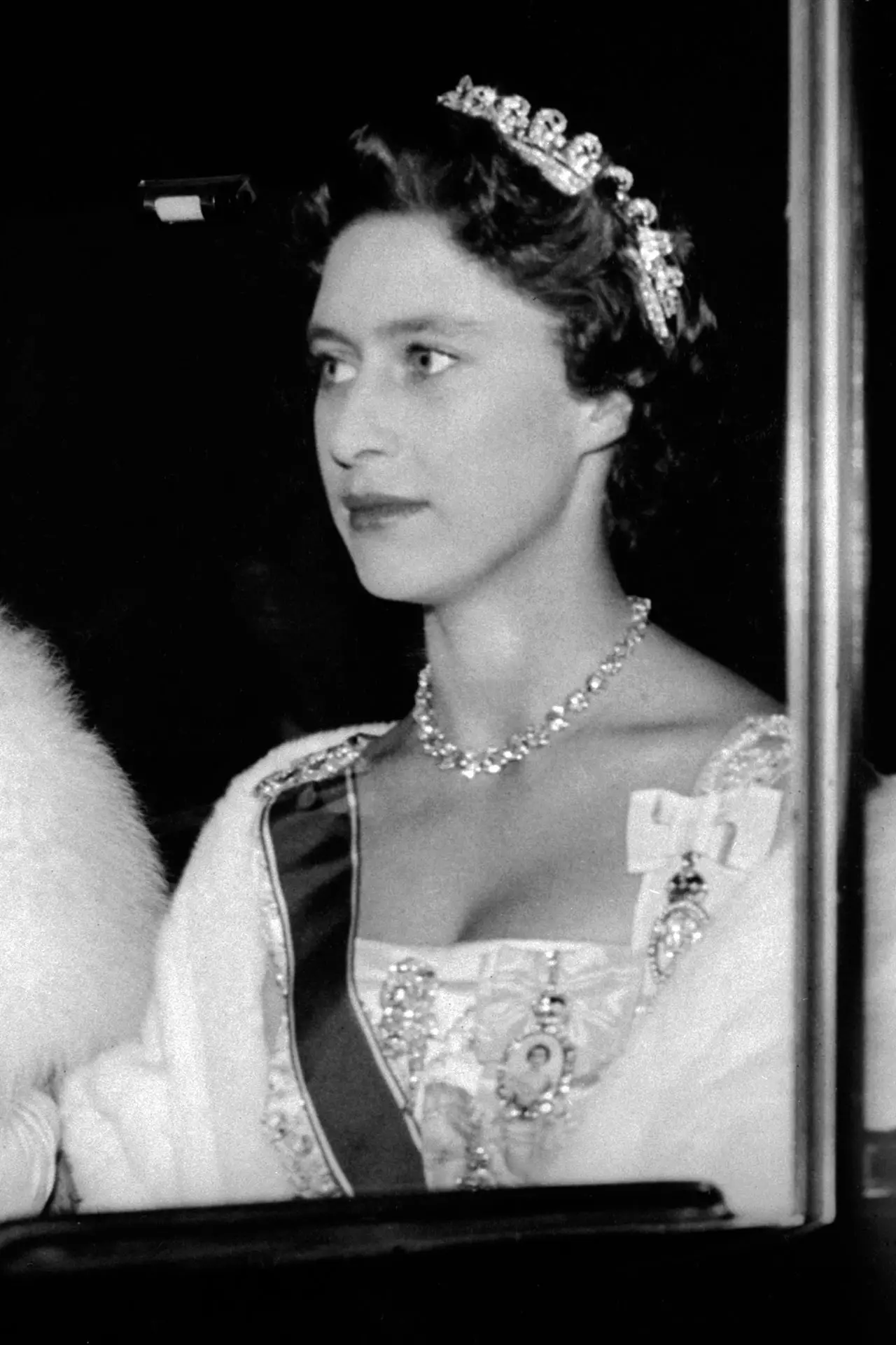 Şazada Margaret 1950-nji ýylda tiara geýýär