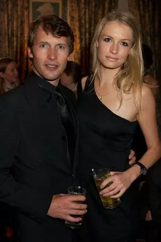 James Blunt နှင့် Sofia Wellesley တို့ဖြစ်သည်။