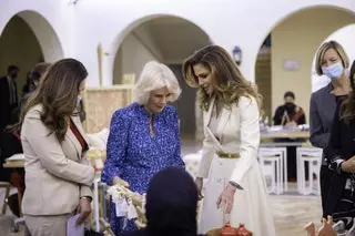 Dronning Rania fulgte hertuginnen av Cornwall på besøk til Queen Rania familie- og barnesenter i Jabal Al Nasr...