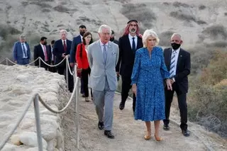 Prince Charles na Duchess wa Cornwall wanatembelea kilima cha Elijah karibu na mahali pa ubatizo kando ya Mto Yordani.